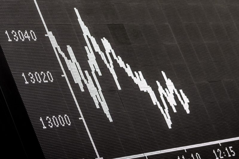 Identifying uncorrelated market returns using company revenue segments ...